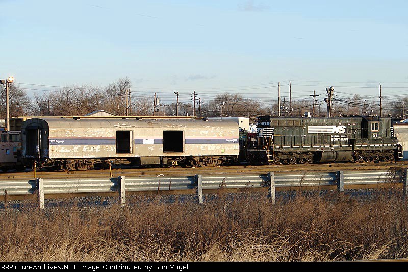 ex-AMTK baggage car & NS SD9m